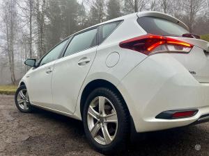 White Toyota Auris 2015 in Vilnius, with an engine capacity of 1.80 L and mileage of 200 thousand km for 10900 €, photo 9 on AUTOMOTO.COM.LV