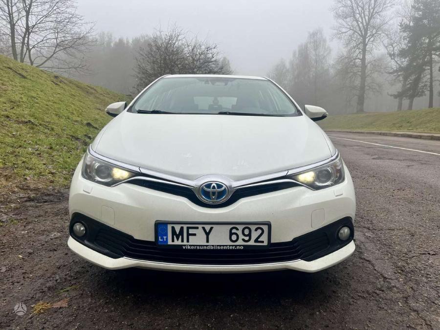 White Toyota Auris 2015 in Vilnius, with an engine capacity of 1.80 L and mileage of 200 thousand km for 10900 €, photo 11 on AUTOMOTO.COM.LV