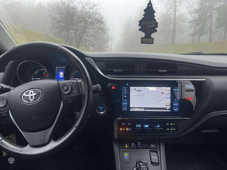 White Toyota Auris 2015 in Vilnius, with an engine capacity of 1.80 L and mileage of 200 thousand km for 10900 €, photo 12 on AUTOMOTO.COM.LV