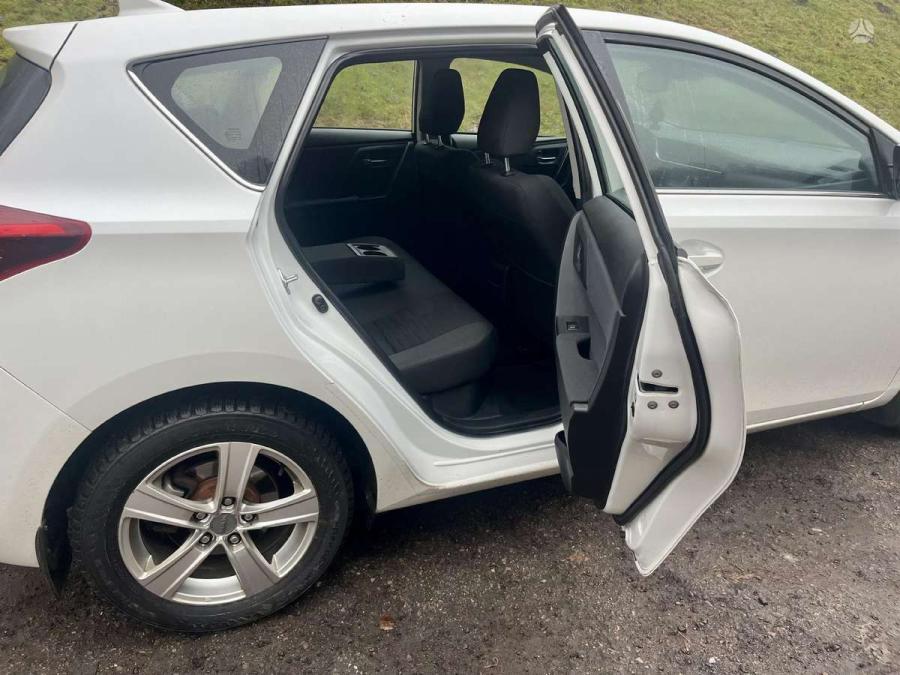 White Toyota Auris 2015 in Vilnius, with an engine capacity of 1.80 L and mileage of 200 thousand km for 10900 €, photo 22 on AUTOMOTO.COM.LV
