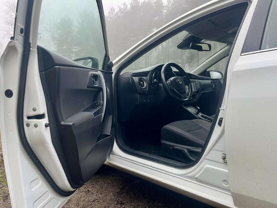 White Toyota Auris 2015 in Vilnius, with an engine capacity of 1.80 L and mileage of 200 thousand km for 10900 €, photo 28 on AUTOMOTO.COM.LV