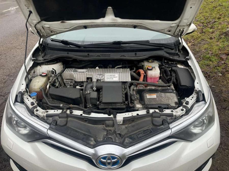 White Toyota Auris 2015 in Vilnius, with an engine capacity of 1.80 L and mileage of 200 thousand km for 10900 €, photo 30 on AUTOMOTO.COM.LV