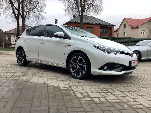Balts Toyota Auris 2015 Alīta, ar dzinēja tilpumu 1.80 L un nobraukumu 56 tūkst. km par 11900 €, foto 2 vietnē AUTOMOTO.COM.LV