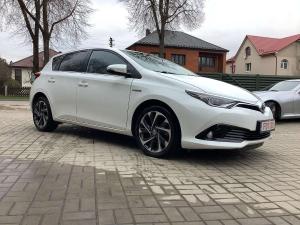 White Toyota Auris 2015 in Alytus, with an engine capacity of 1.80 L and mileage of 56 thousand km for 11900 €, photo 2 on AUTOMOTO.COM.LV