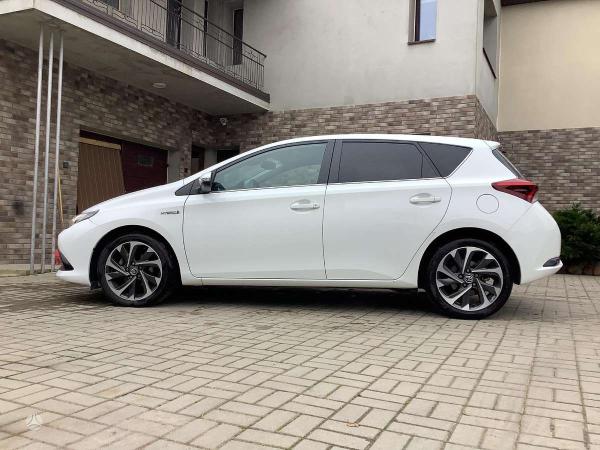 Balts Toyota Auris 2015 Alīta, ar dzinēja tilpumu 1.80 L un nobraukumu 56 tūkst. km par 11900 €, foto 4 vietnē AUTOMOTO.COM.LV
