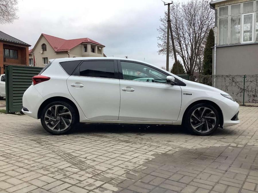 White Toyota Auris 2015 in Alytus, with an engine capacity of 1.80 L and mileage of 56 thousand km for 11900 €, photo 5 on AUTOMOTO.COM.LV