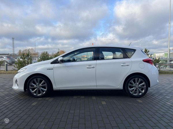 White Toyota Auris 2015 in Siauliai, with an engine capacity of 1.80 L and mileage of 231 thousand km for 8900 €, photo 4 on AUTOMOTO.COM.LV