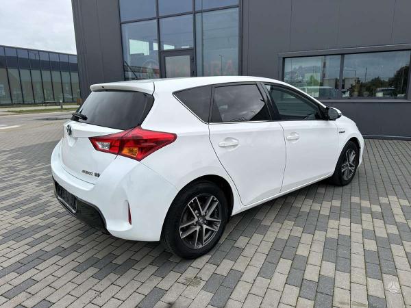 Balts Toyota Auris 2015 Šauļi, ar dzinēja tilpumu 1.80 L un nobraukumu 197 tūkst. km par 8600 €, foto 2 vietnē AUTOMOTO.COM.LV