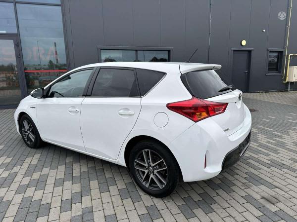 Balts Toyota Auris 2015 Šauļi, ar dzinēja tilpumu 1.80 L un nobraukumu 197 tūkst. km par 8600 €, foto 4 vietnē AUTOMOTO.COM.LV
