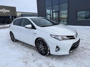 White Toyota Auris 2015 in Siauliai, with an engine capacity of 1.80 L and mileage of 196 thousand km for 8700 €, photo  on AUTOMOTO.COM.LV