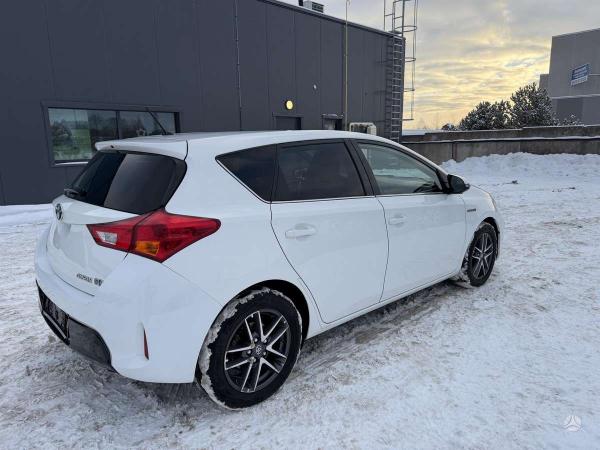 Balts Toyota Auris 2015 Šauļi, ar dzinēja tilpumu 1.80 L un nobraukumu 196 tūkst. km par 8700 €, foto 3 vietnē AUTOMOTO.COM.LV