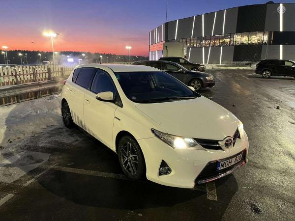 Balts Toyota Auris 2015 Viļņa, ar dzinēja tilpumu 1.80 L un nobraukumu 212 tūkst. km par 9300 €, foto 1 vietnē AUTOMOTO.COM.LV