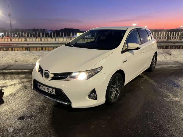 Balts Toyota Auris 2015 Viļņa, ar dzinēja tilpumu 1.80 L un nobraukumu 212 tūkst. km par 9300 €, foto 2 vietnē AUTOMOTO.COM.LV