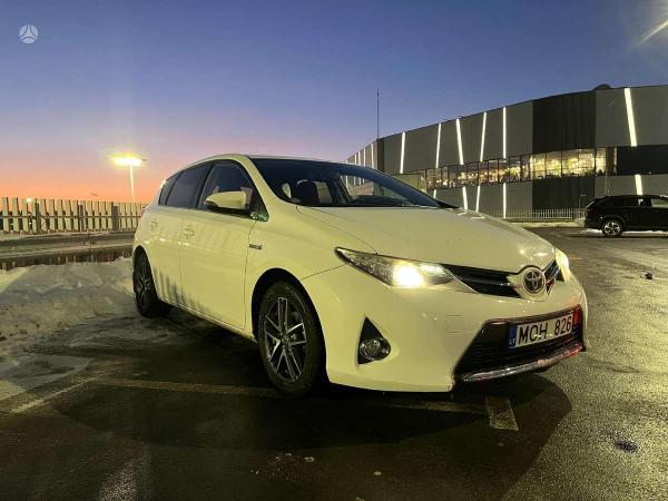 Balts Toyota Auris 2015 Viļņa, ar dzinēja tilpumu 1.80 L un nobraukumu 212 tūkst. km par 9300 €, foto 3 vietnē AUTOMOTO.COM.LV