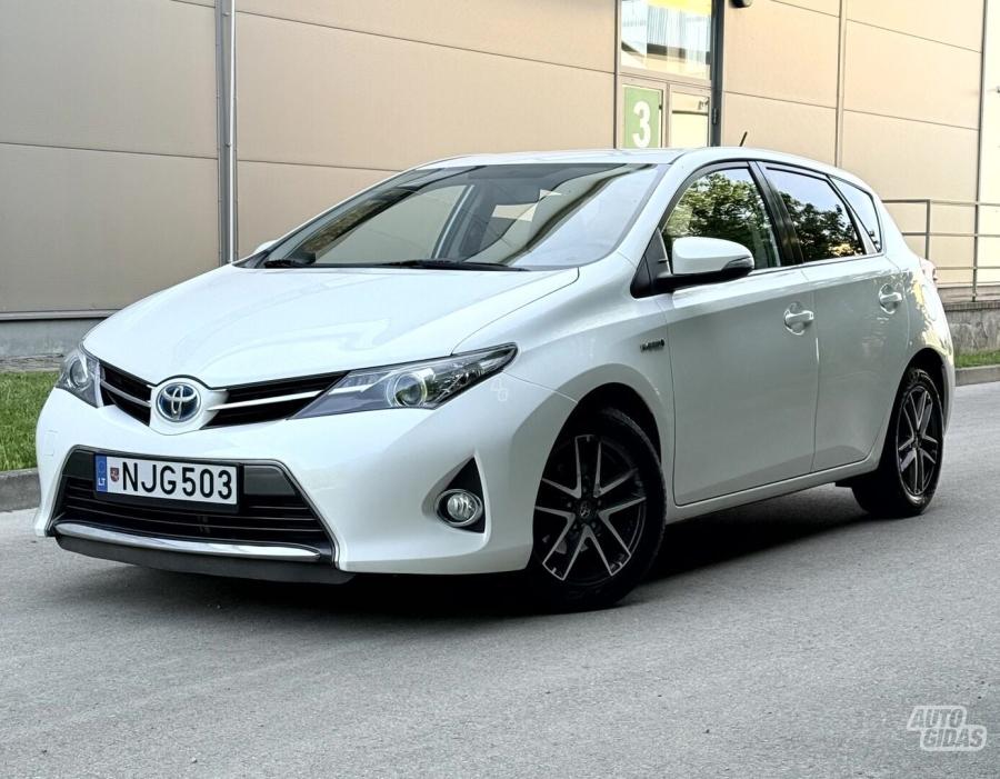 White Toyota Auris 2015 in Kaunas, with an engine capacity of 1.80 L and mileage of 220 thousand km for 8200 €, photo 1 on AUTOMOTO.COM.LV