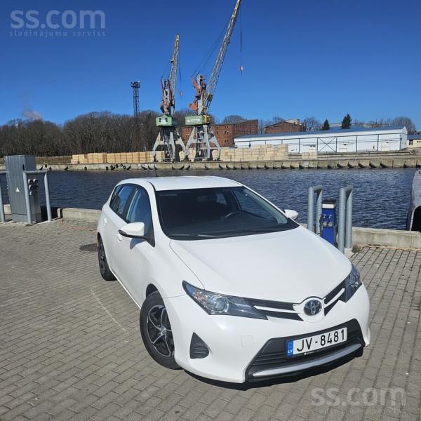 Balts Toyota Auris 2015 Liepāja, ar dzinēja tilpumu 1.60 L un nobraukumu 141 tūkst. km par 5900 €, foto 1 vietnē AUTOMOTO.COM.LV