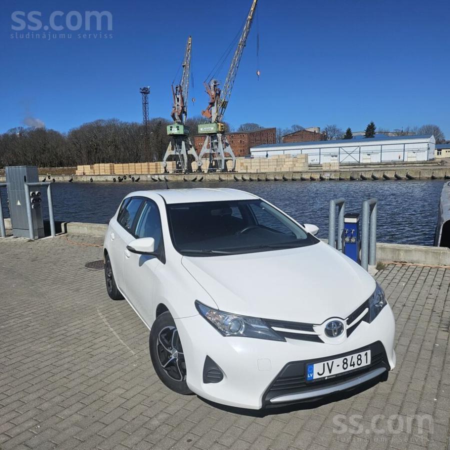Balts Toyota Auris 2015 Liepāja, ar dzinēja tilpumu 1.60 L un nobraukumu 141 tūkst. km par 5900 €, foto 1 vietnē AUTOMOTO.COM.LV