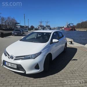 Balts Toyota Auris 2015 Liepāja, ar dzinēja tilpumu 1.60 L un nobraukumu 141 tūkst. km par 5900 €, foto 3 vietnē AUTOMOTO.COM.LV