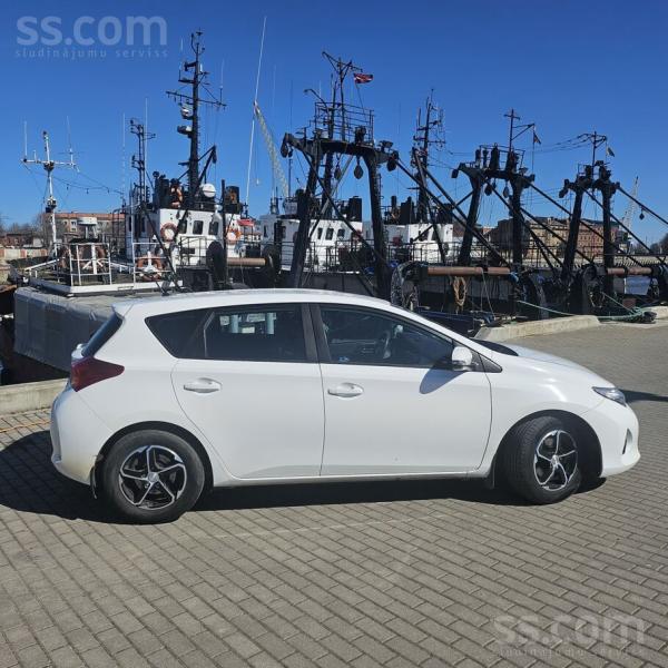 Balts Toyota Auris 2015 Liepāja, ar dzinēja tilpumu 1.60 L un nobraukumu 141 tūkst. km par 5900 €, foto 3 vietnē AUTOMOTO.COM.LV