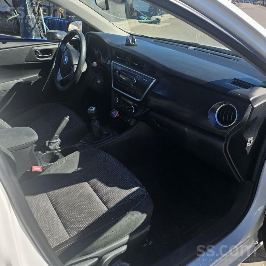 Balts Toyota Auris 2015 Liepāja, ar dzinēja tilpumu 1.60 L un nobraukumu 141 tūkst. km par 5900 €, foto 9 vietnē AUTOMOTO.COM.LV