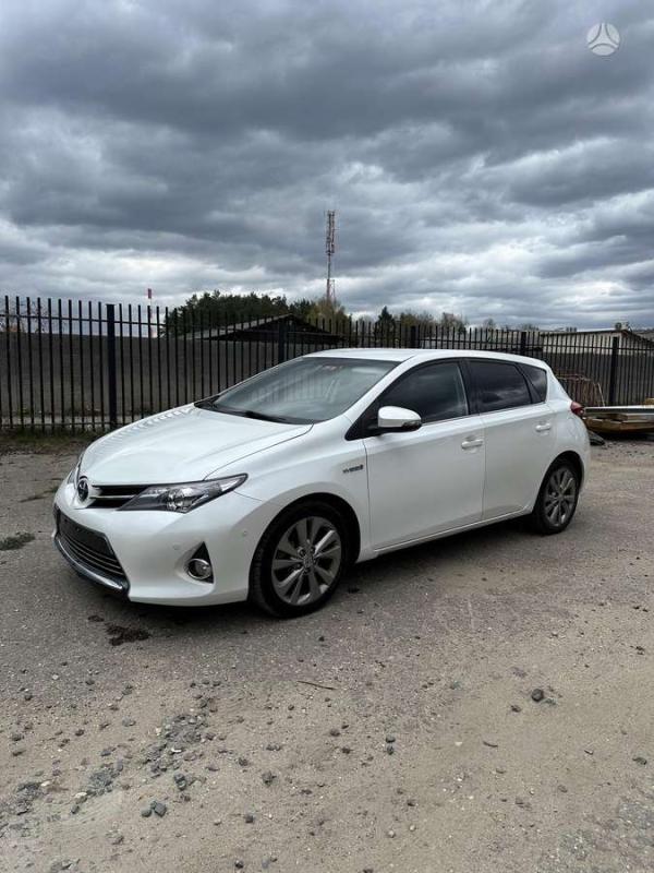 White Toyota Auris 2015 in Vilnius, with an engine capacity of 1.80 L and mileage of 147 thousand km for 9250 €, photo 1 on AUTOMOTO.COM.LV