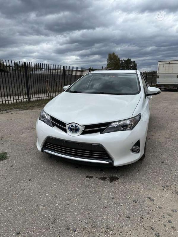 White Toyota Auris 2015 in Vilnius, with an engine capacity of 1.80 L and mileage of 147 thousand km for 9250 €, photo 2 on AUTOMOTO.COM.LV