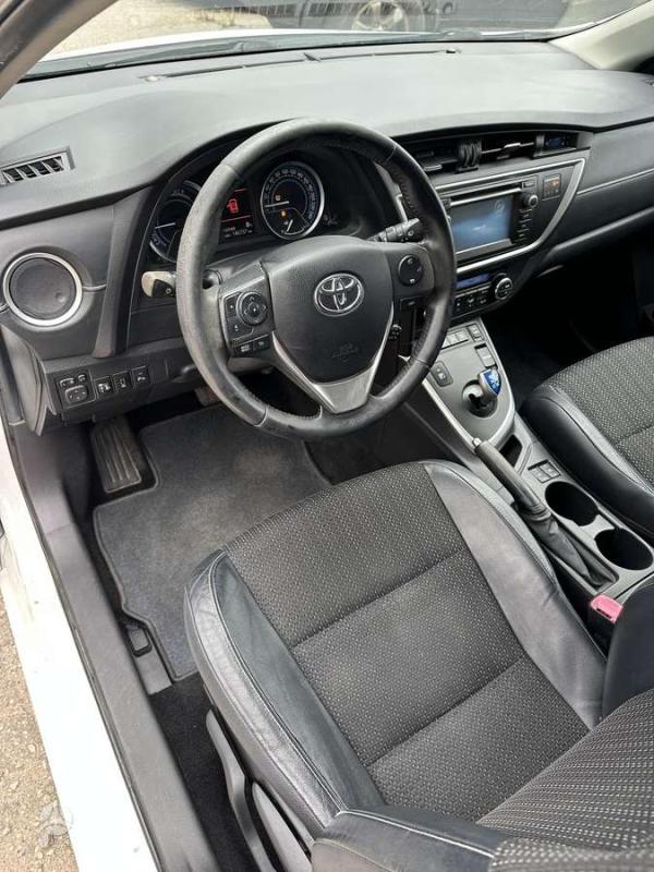White Toyota Auris 2015 in Vilnius, with an engine capacity of 1.80 L and mileage of 147 thousand km for 9250 €, photo 6 on AUTOMOTO.COM.LV