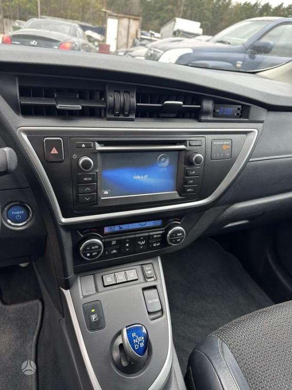 White Toyota Auris 2015 in Vilnius, with an engine capacity of 1.80 L and mileage of 147 thousand km for 9250 €, photo 7 on AUTOMOTO.COM.LV