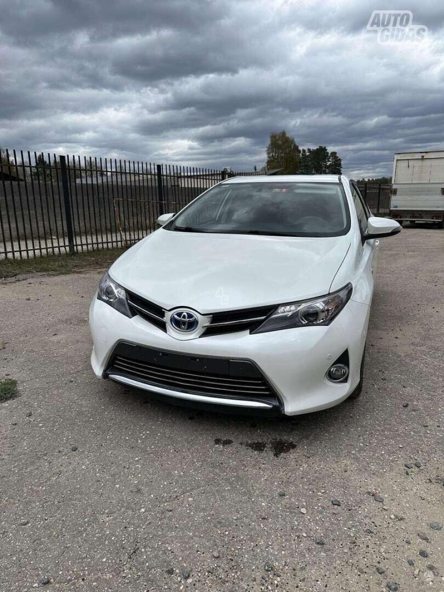 Balts Toyota Auris 2015 Viļņa, ar dzinēja tilpumu 1.80 L un nobraukumu 147 tūkst. km par 9250 €, foto 3 vietnē AUTOMOTO.COM.LV