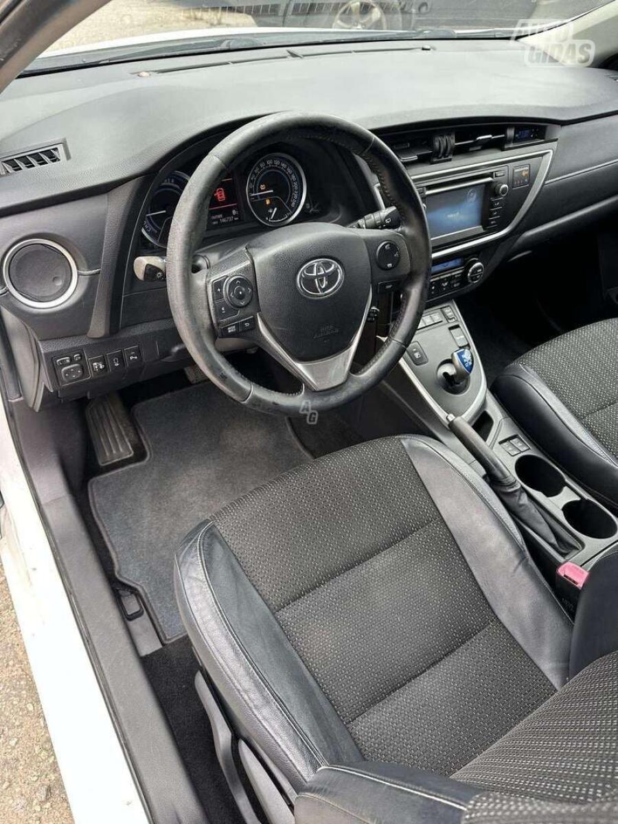 Balts Toyota Auris 2015 Viļņa, ar dzinēja tilpumu 1.80 L un nobraukumu 147 tūkst. km par 9250 €, foto 6 vietnē AUTOMOTO.COM.LV