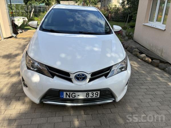 White Toyota Auris 2015 in Riga, with an engine capacity of 1.80 L and mileage of 168 thousand km for 8500 €, photo 1 on AUTOMOTO.COM.LV