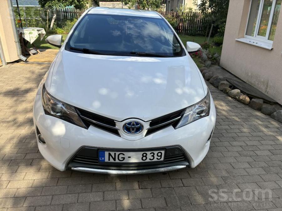 Balts Toyota Auris 2015 Rīga, ar dzinēja tilpumu 1.80 L un nobraukumu 168 tūkst. km par 8500 €, foto 1 vietnē AUTOMOTO.COM.LV