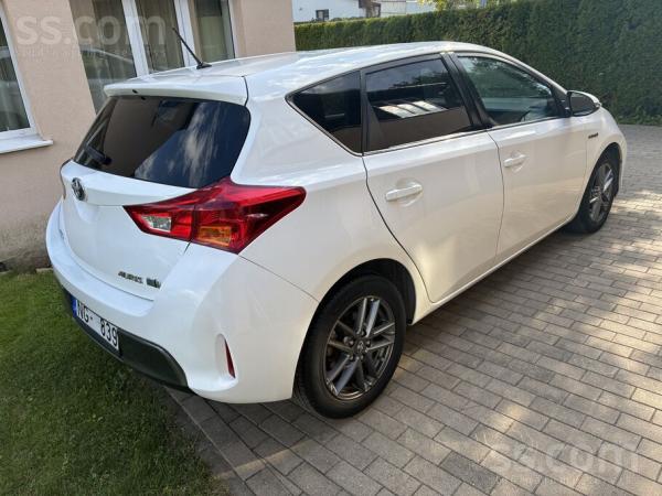White Toyota Auris 2015 in Riga, with an engine capacity of 1.80 L and mileage of 168 thousand km for 8500 €, photo 3 on AUTOMOTO.COM.LV