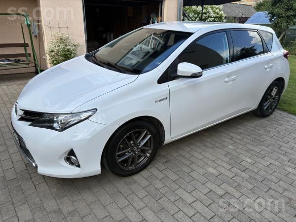 White Toyota Auris 2015 in Riga, with an engine capacity of 1.80 L and mileage of 168 thousand km for 8500 €, photo 4 on AUTOMOTO.COM.LV