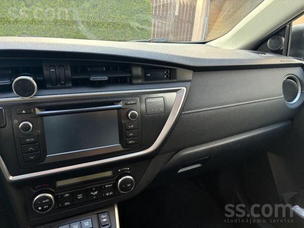 White Toyota Auris 2015 in Riga, with an engine capacity of 1.80 L and mileage of 168 thousand km for 8500 €, photo 7 on AUTOMOTO.COM.LV