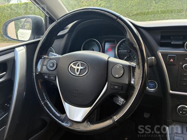 White Toyota Auris 2015 in Riga, with an engine capacity of 1.80 L and mileage of 168 thousand km for 8500 €, photo 8 on AUTOMOTO.COM.LV