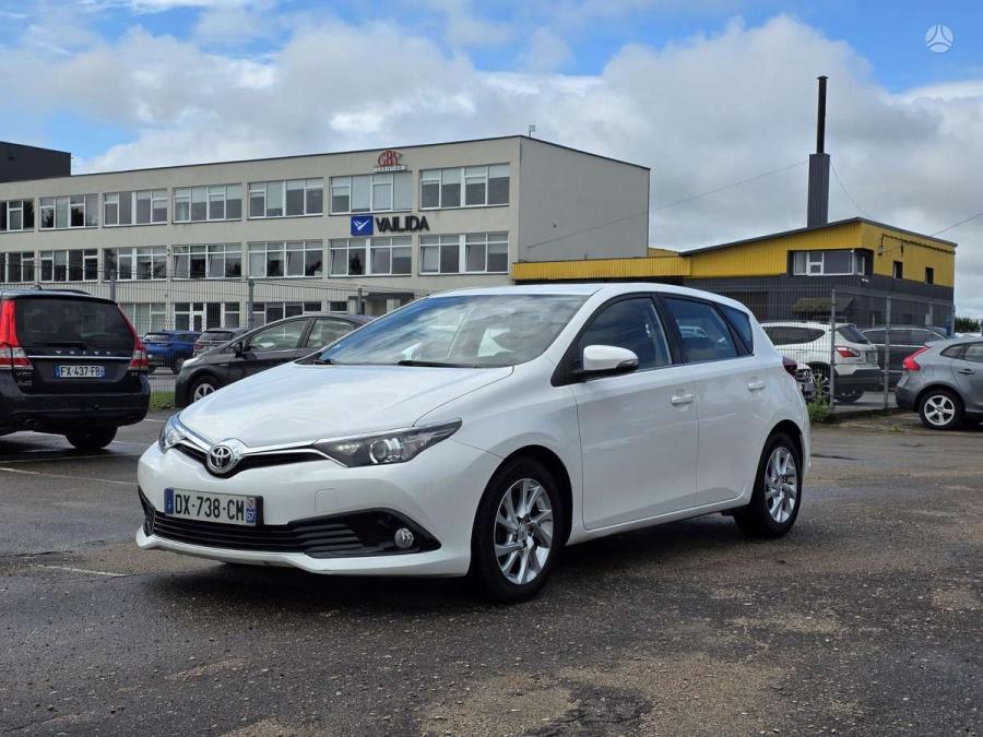 White Toyota Auris 2015 in Taurage, with an engine capacity of 1.60 L and mileage of 269 thousand km for 5700 €, photo 1 on AUTOMOTO.COM.LV