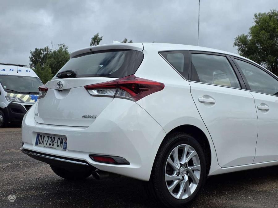 White Toyota Auris 2015 in Taurage, with an engine capacity of 1.60 L and mileage of 269 thousand km for 5700 €, photo 8 on AUTOMOTO.COM.LV
