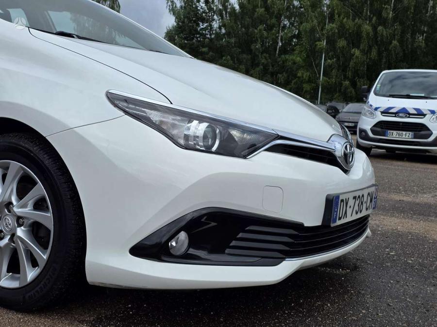 White Toyota Auris 2015 in Taurage, with an engine capacity of 1.60 L and mileage of 269 thousand km for 5700 €, photo 9 on AUTOMOTO.COM.LV