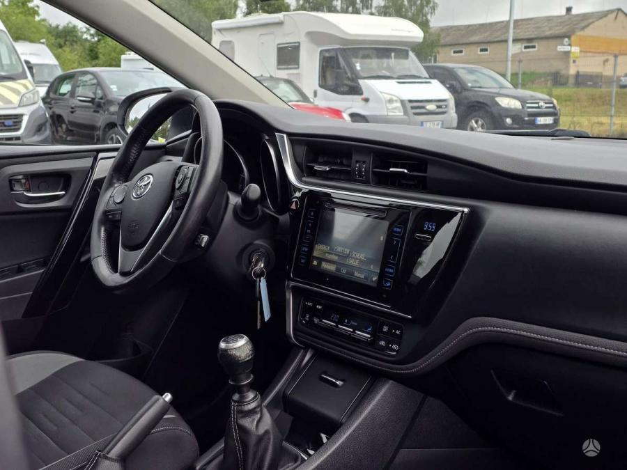 White Toyota Auris 2015 in Taurage, with an engine capacity of 1.60 L and mileage of 269 thousand km for 5700 €, photo 11 on AUTOMOTO.COM.LV