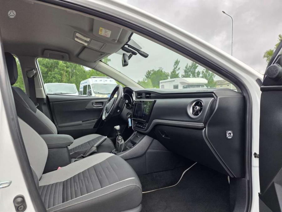 White Toyota Auris 2015 in Taurage, with an engine capacity of 1.60 L and mileage of 269 thousand km for 5700 €, photo 12 on AUTOMOTO.COM.LV