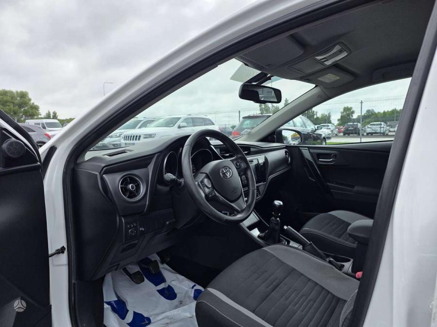 White Toyota Auris 2015 in Taurage, with an engine capacity of 1.60 L and mileage of 269 thousand km for 5700 €, photo 13 on AUTOMOTO.COM.LV