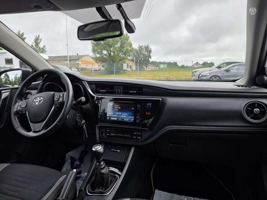 White Toyota Auris 2015 in Taurage, with an engine capacity of 1.60 L and mileage of 269 thousand km for 5700 €, photo 14 on AUTOMOTO.COM.LV