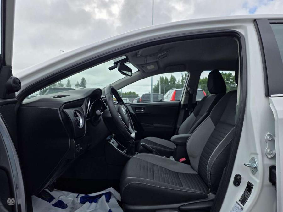 White Toyota Auris 2015 in Taurage, with an engine capacity of 1.60 L and mileage of 269 thousand km for 5700 €, photo 17 on AUTOMOTO.COM.LV