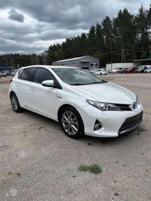 Balts Toyota Auris 2015 Viļņa, ar dzinēja tilpumu 1.80 L un nobraukumu 147 tūkst. km par 7950 €, foto  vietnē AUTOMOTO.COM.LV