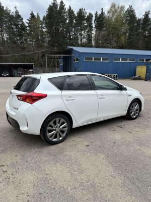 Balts Toyota Auris 2015 Viļņa, ar dzinēja tilpumu 1.80 L un nobraukumu 147 tūkst. km par 7950 €, foto 4 vietnē AUTOMOTO.COM.LV