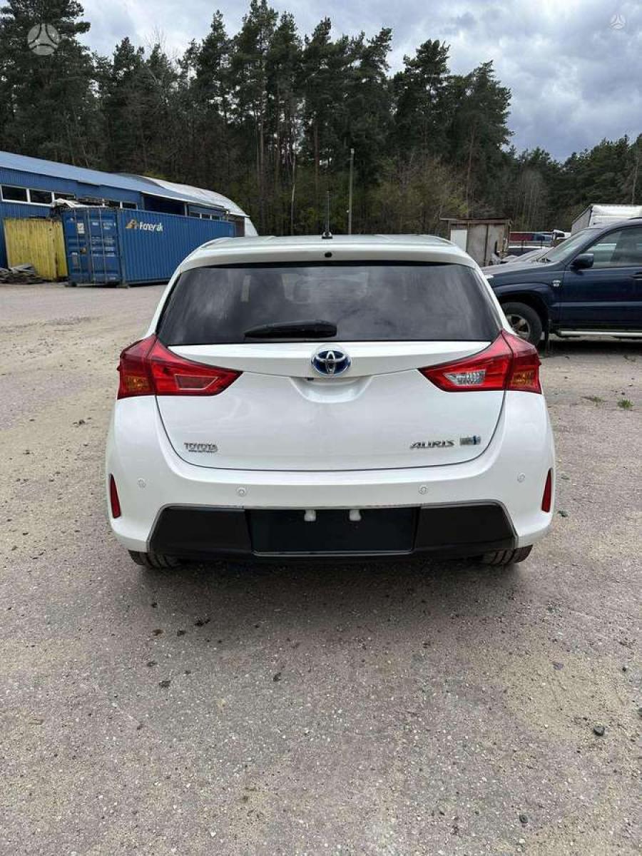 Balts Toyota Auris 2015 Viļņa, ar dzinēja tilpumu 1.80 L un nobraukumu 147 tūkst. km par 7950 €, foto 5 vietnē AUTOMOTO.COM.LV