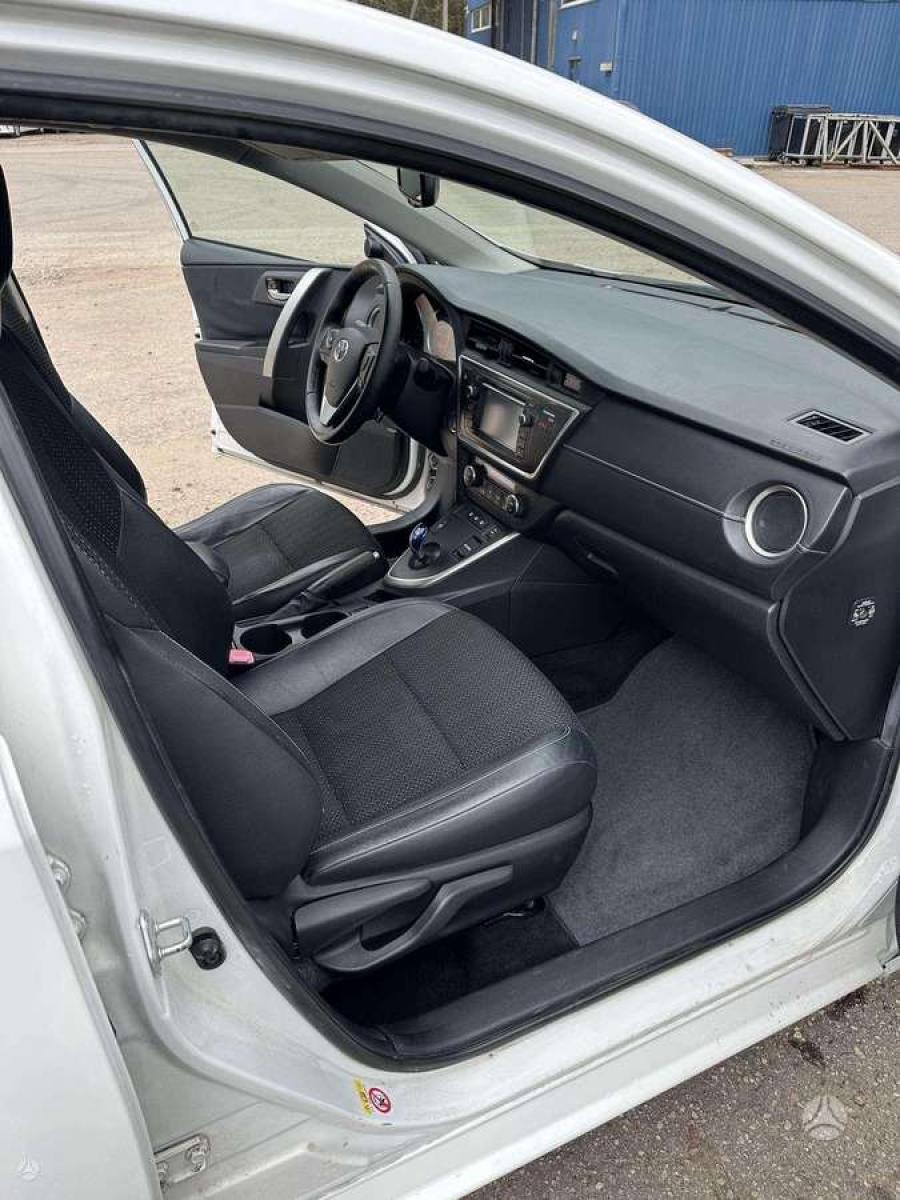 Balts Toyota Auris 2015 Viļņa, ar dzinēja tilpumu 1.80 L un nobraukumu 147 tūkst. km par 7950 €, foto 13 vietnē AUTOMOTO.COM.LV