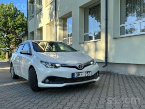 Balts Toyota Auris 2015 Daugavpils, ar dzinēja tilpumu 1.40 L un nobraukumu 271 tūkst. km par 7200 €, foto  vietnē AUTOMOTO.COM.LV