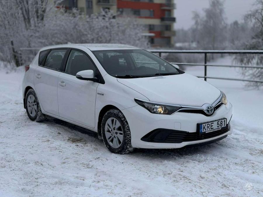 White Toyota Auris 2016 in Vilnius, with an engine capacity of 1.80 L and mileage of 144 thousand km for 8000 €, photo 1 on AUTOMOTO.COM.LV